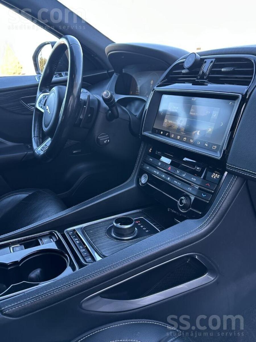 Melns Jaguar F-Pace 2017 Bauska, ar dzinēja tilpumu 2.00 L un nobraukumu 191 tūkst. km par 12000 €, foto 19 vietnē AUTOMOTO.COM.LV