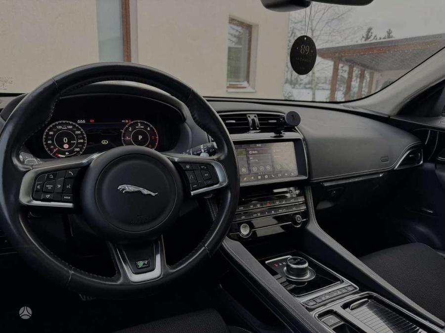Melns Jaguar F-Pace 2020 Kauņa, ar dzinēja tilpumu 2.00 L un nobraukumu 165 tūkst. km par 24999 €, foto 7 vietnē AUTOMOTO.COM.LV