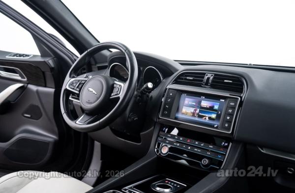 Melns Jaguar F-Pace 2018 Tallina, ar dzinēja tilpumu 2.00 L un nobraukumu 102 tūkst. km par 17999 €, foto 11 vietnē AUTOMOTO.COM.LV