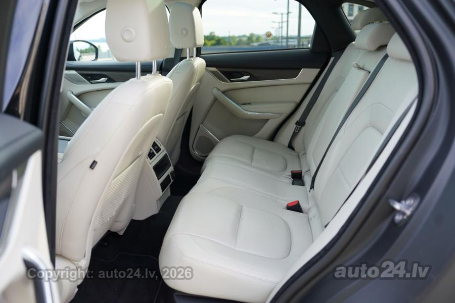Melns Jaguar F-Pace 2021 Tallina, ar dzinēja tilpumu 2.00 L un nobraukumu 37 tūkst. km par 41000 €, foto 12 vietnē AUTOMOTO.COM.LV