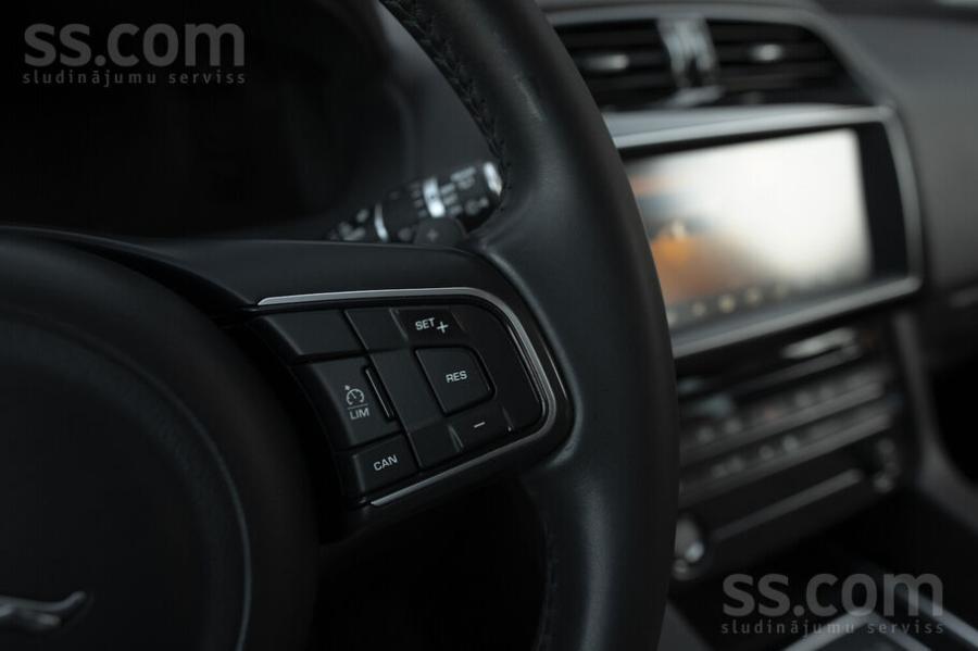 Zils Jaguar F-Pace 2016 Jelgava, ar dzinēja tilpumu 2.00 L un nobraukumu 168 tūkst. km par 13900 €, foto 13 vietnē AUTOMOTO.COM.LV