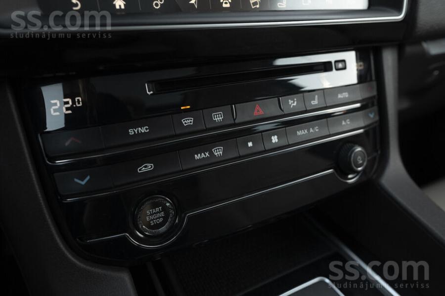 Zils Jaguar F-Pace 2016 Jelgava, ar dzinēja tilpumu 2.00 L un nobraukumu 168 tūkst. km par 13900 €, foto 26 vietnē AUTOMOTO.COM.LV