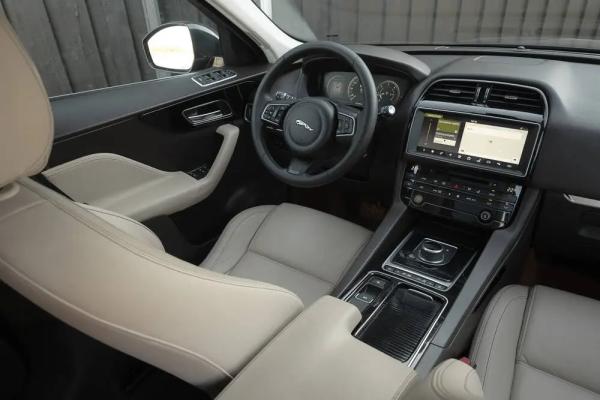 Blue Jaguar F-Pace 2016 in Jelgava, with an engine capacity of 2.00 L and mileage of 168 thousand km for 13900 €, photo 7 on AUTOMOTO.COM.LV