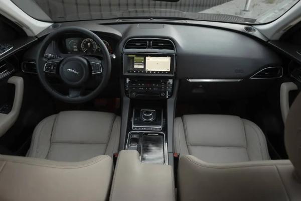 Blue Jaguar F-Pace 2016 in Jelgava, with an engine capacity of 2.00 L and mileage of 168 thousand km for 13900 €, photo 8 on AUTOMOTO.COM.LV