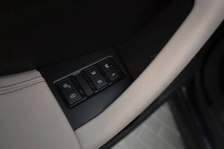 Blue Jaguar F-Pace 2016 in Jelgava, with an engine capacity of 2.00 L and mileage of 168 thousand km for 13900 €, photo 14 on AUTOMOTO.COM.LV
