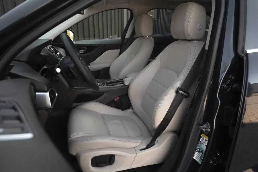 Blue Jaguar F-Pace 2016 in Jelgava, with an engine capacity of 2.00 L and mileage of 168 thousand km for 13900 €, photo 16 on AUTOMOTO.COM.LV