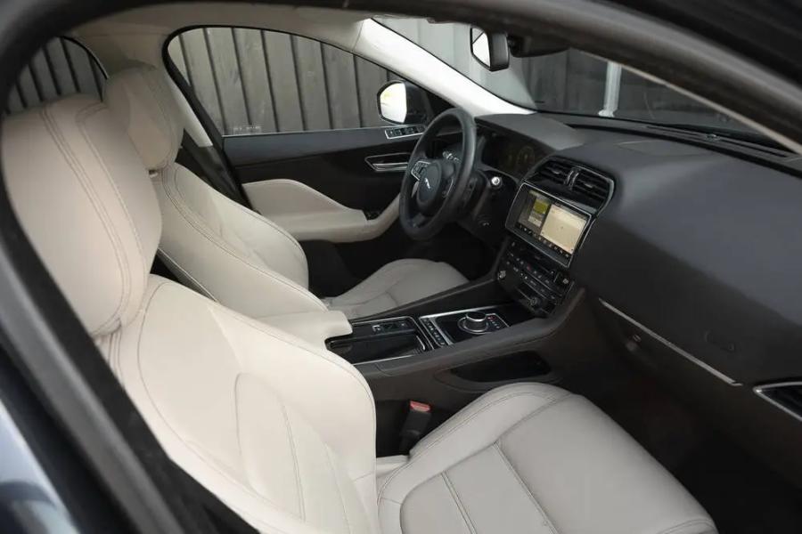 Blue Jaguar F-Pace 2016 in Jelgava, with an engine capacity of 2.00 L and mileage of 168 thousand km for 13900 €, photo 18 on AUTOMOTO.COM.LV