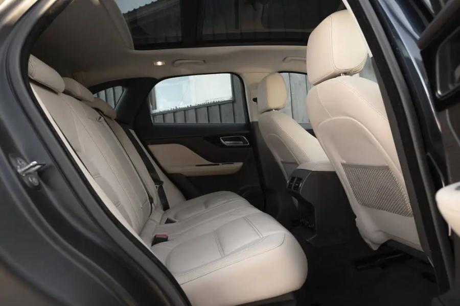 Blue Jaguar F-Pace 2016 in Jelgava, with an engine capacity of 2.00 L and mileage of 168 thousand km for 13900 €, photo 20 on AUTOMOTO.COM.LV