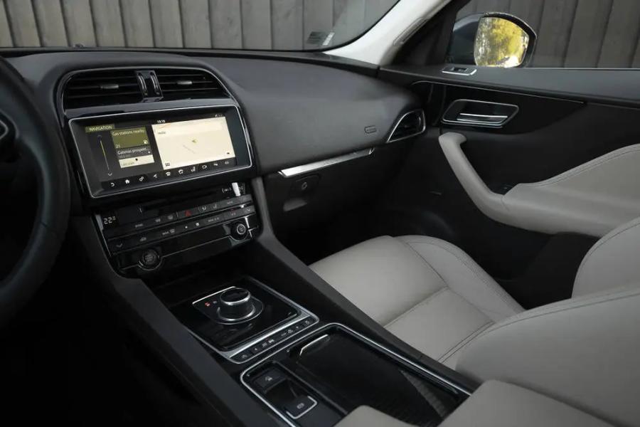 Blue Jaguar F-Pace 2016 in Jelgava, with an engine capacity of 2.00 L and mileage of 168 thousand km for 13900 €, photo 24 on AUTOMOTO.COM.LV