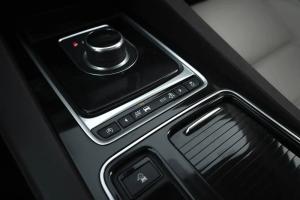 Blue Jaguar F-Pace 2016 in Jelgava, with an engine capacity of 2.00 L and mileage of 168 thousand km for 13900 €, photo 25 on AUTOMOTO.COM.LV