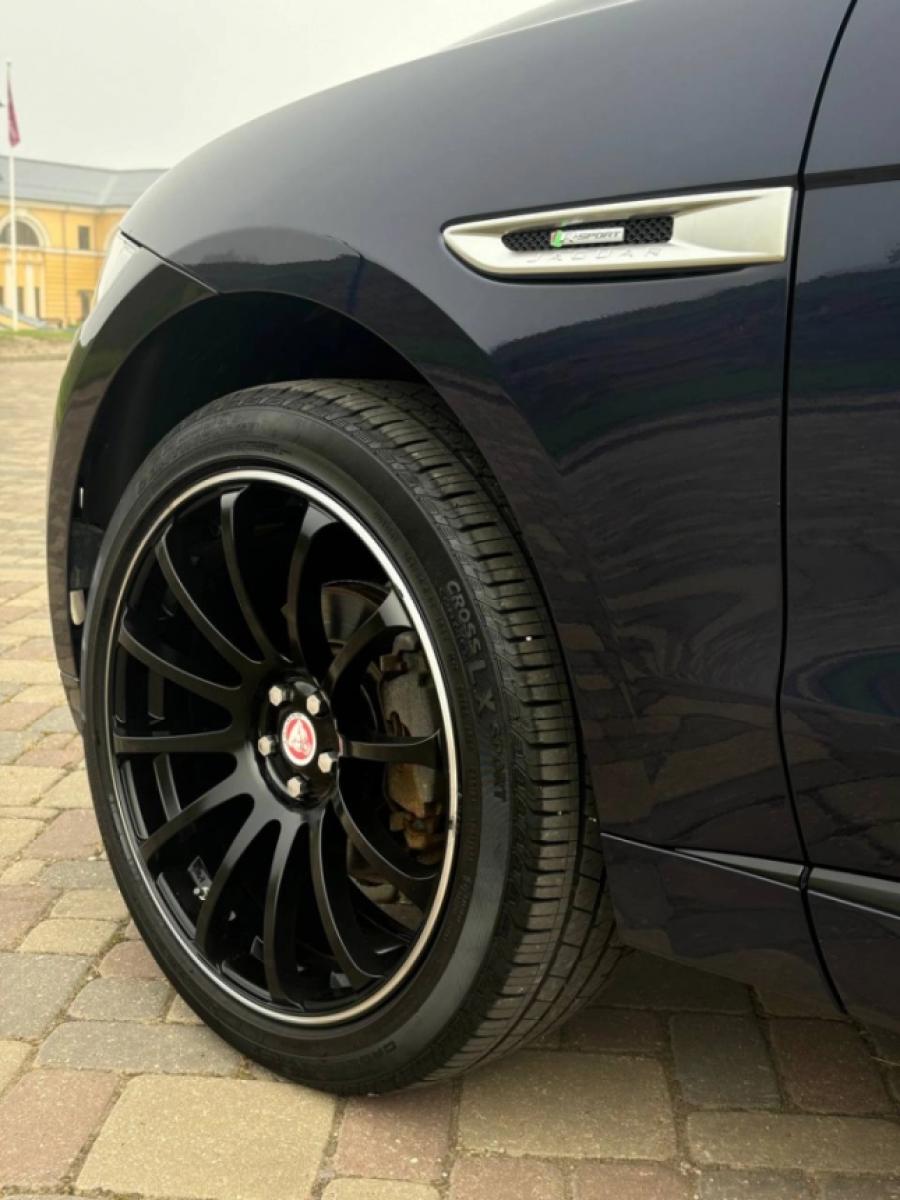 Blue Jaguar F-Pace 2016 in Riga, with an engine capacity of 2.00 L and mileage of 170 thousand km for 22499 €, photo 10 on AUTOMOTO.COM.LV