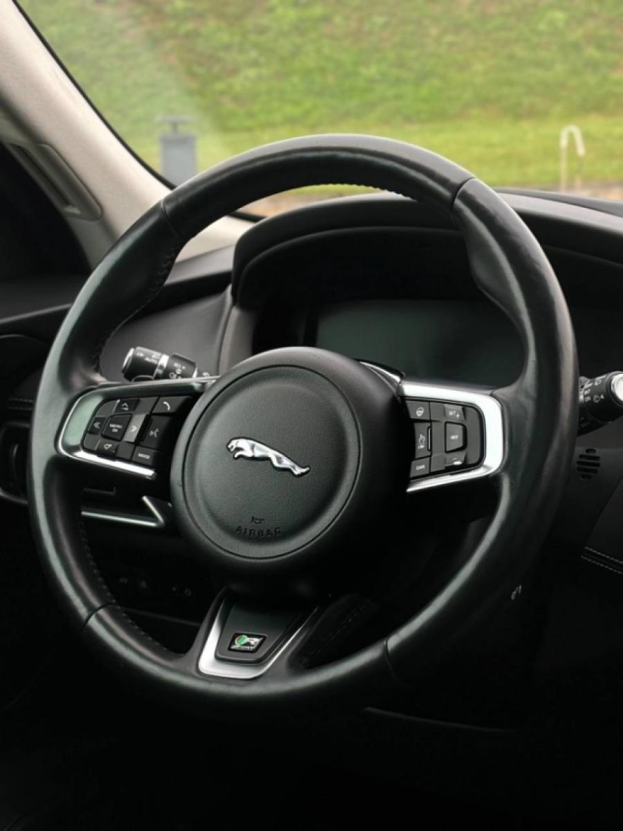 Blue Jaguar F-Pace 2016 in Riga, with an engine capacity of 2.00 L and mileage of 170 thousand km for 22499 €, photo 14 on AUTOMOTO.COM.LV