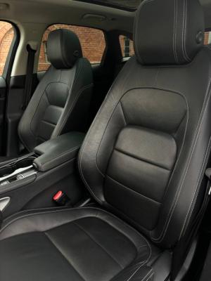 Blue Jaguar F-Pace 2016 in Riga, with an engine capacity of 2.00 L and mileage of 170 thousand km for 22499 €, photo 17 on AUTOMOTO.COM.LV