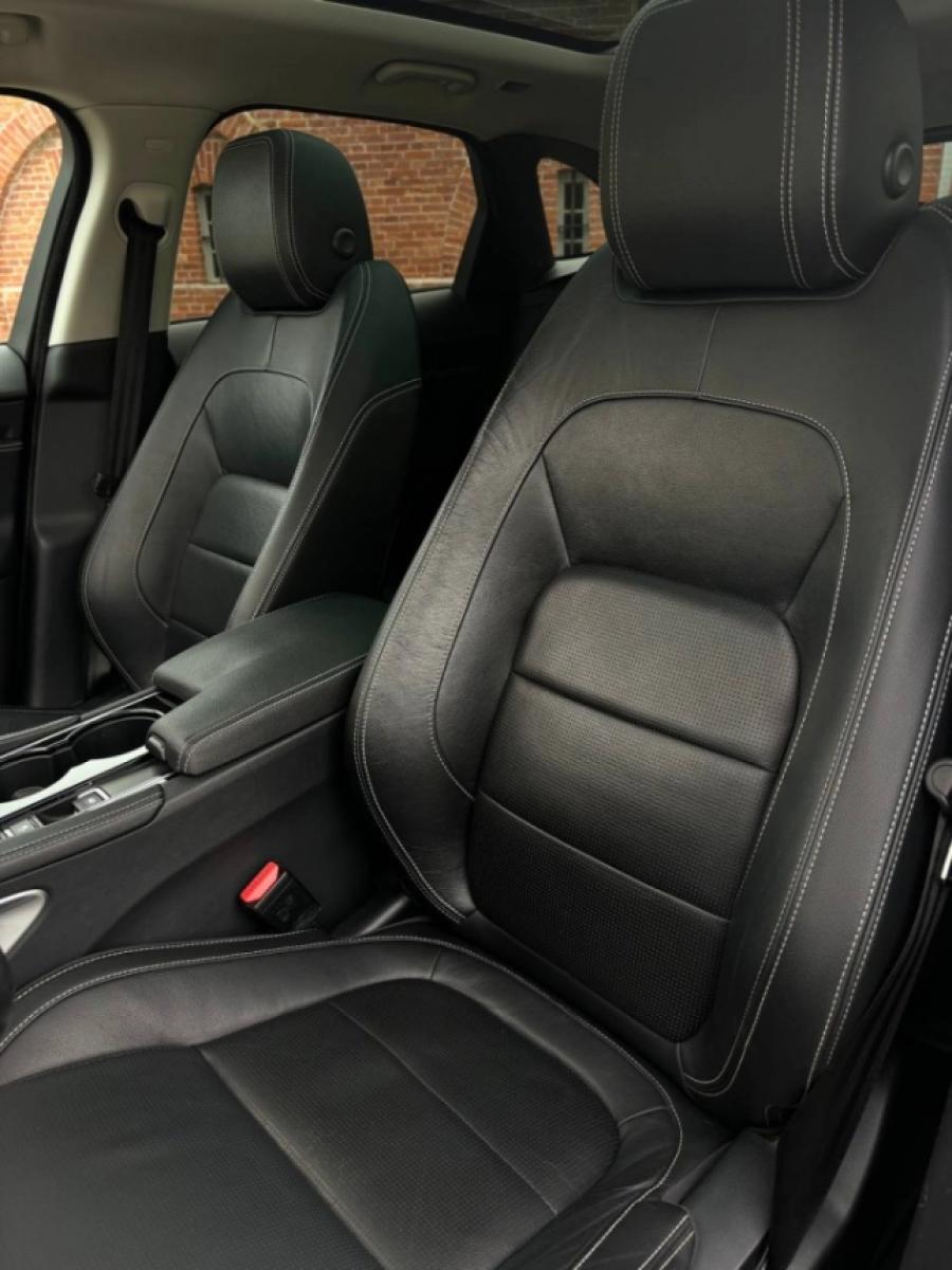 Blue Jaguar F-Pace 2016 in Riga, with an engine capacity of 2.00 L and mileage of 170 thousand km for 22499 €, photo 17 on AUTOMOTO.COM.LV