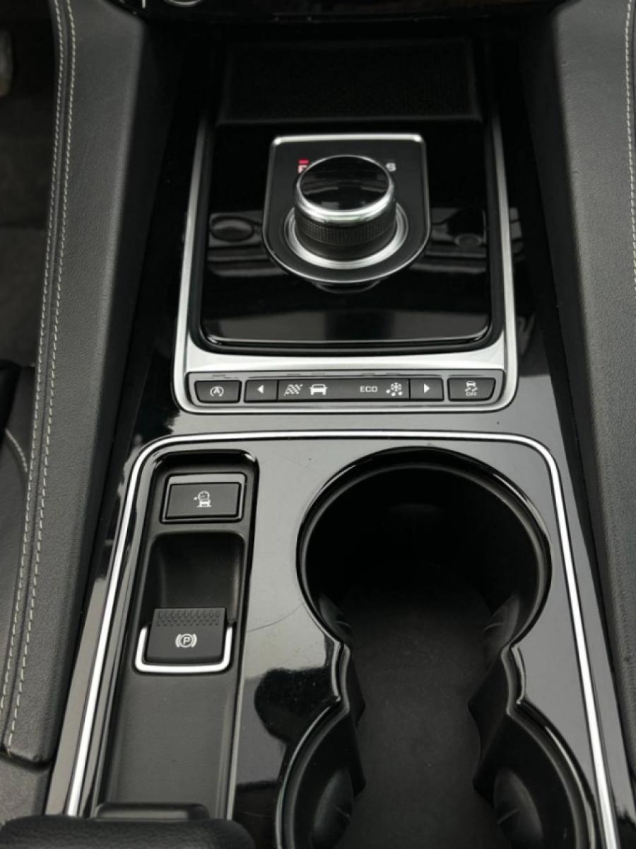 Blue Jaguar F-Pace 2016 in Riga, with an engine capacity of 2.00 L and mileage of 170 thousand km for 22499 €, photo 27 on AUTOMOTO.COM.LV