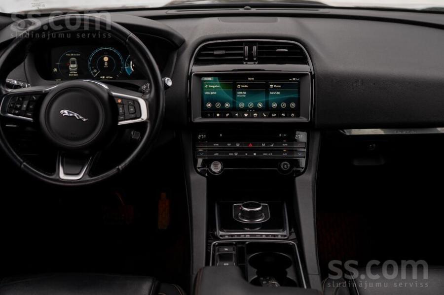 Zils Jaguar F-Pace 2017 Liepāja, ar dzinēja tilpumu 2.00 L un nobraukumu 118 tūkst. km par 16900 €, foto 12 vietnē AUTOMOTO.COM.LV