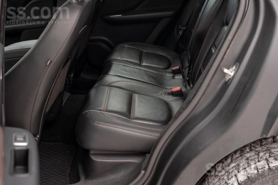 Zils Jaguar F-Pace 2017 Liepāja, ar dzinēja tilpumu 2.00 L un nobraukumu 118 tūkst. km par 16900 €, foto 17 vietnē AUTOMOTO.COM.LV