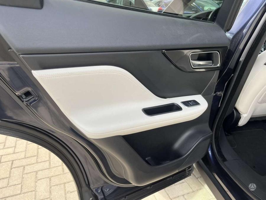 Blue Jaguar F-Pace 2017 in Taurage, with an engine capacity of 2.00 L and mileage of 175 thousand km for 13700 €, photo 21 on AUTOMOTO.COM.LV