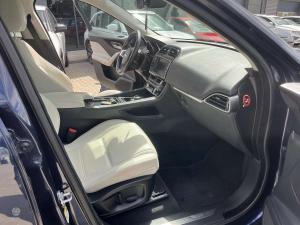 Blue Jaguar F-Pace 2017 in Taurage, with an engine capacity of 2.00 L and mileage of 175 thousand km for 13700 €, photo 25 on AUTOMOTO.COM.LV