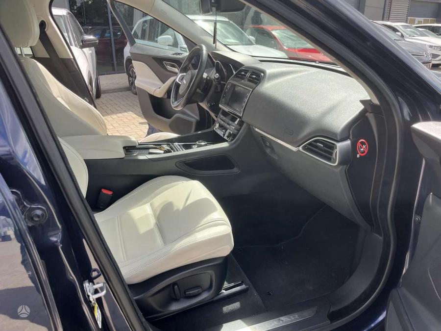 Blue Jaguar F-Pace 2017 in Taurage, with an engine capacity of 2.00 L and mileage of 175 thousand km for 13700 €, photo 25 on AUTOMOTO.COM.LV