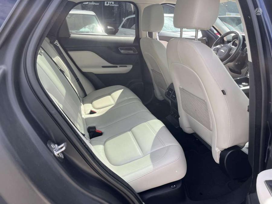 Blue Jaguar F-Pace 2017 in Taurage, with an engine capacity of 2.00 L and mileage of 175 thousand km for 13700 €, photo 26 on AUTOMOTO.COM.LV