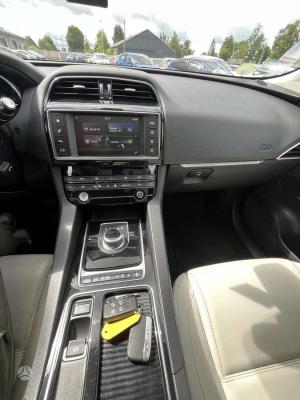 Blue Jaguar F-Pace 2017 in Taurage, with an engine capacity of 2.00 L and mileage of 175 thousand km for 13700 €, photo 31 on AUTOMOTO.COM.LV