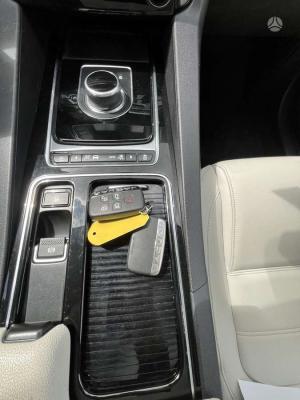 Blue Jaguar F-Pace 2017 in Taurage, with an engine capacity of 2.00 L and mileage of 175 thousand km for 13700 €, photo 32 on AUTOMOTO.COM.LV