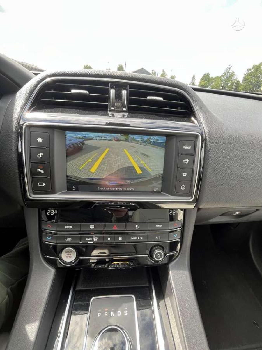 Blue Jaguar F-Pace 2017 in Taurage, with an engine capacity of 2.00 L and mileage of 175 thousand km for 13700 €, photo 33 on AUTOMOTO.COM.LV
