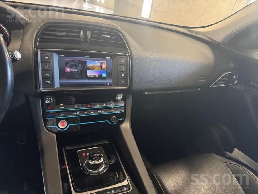 Blue Jaguar F-Pace 2018 in Riga, with an engine capacity of 2.00 L and mileage of 109 thousand km for 19900 €, photo 3 on AUTOMOTO.COM.LV