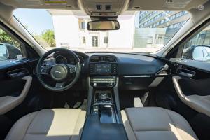 Blue Jaguar F-Pace 2018 in Klaipeda, with an engine capacity of 2.00 L and mileage of 119 thousand km for 21000 €, photo 32 on AUTOMOTO.COM.LV