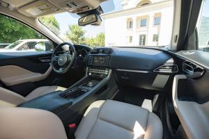 Blue Jaguar F-Pace 2018 in Klaipeda, with an engine capacity of 2.00 L and mileage of 119 thousand km for 21000 €, photo 33 on AUTOMOTO.COM.LV