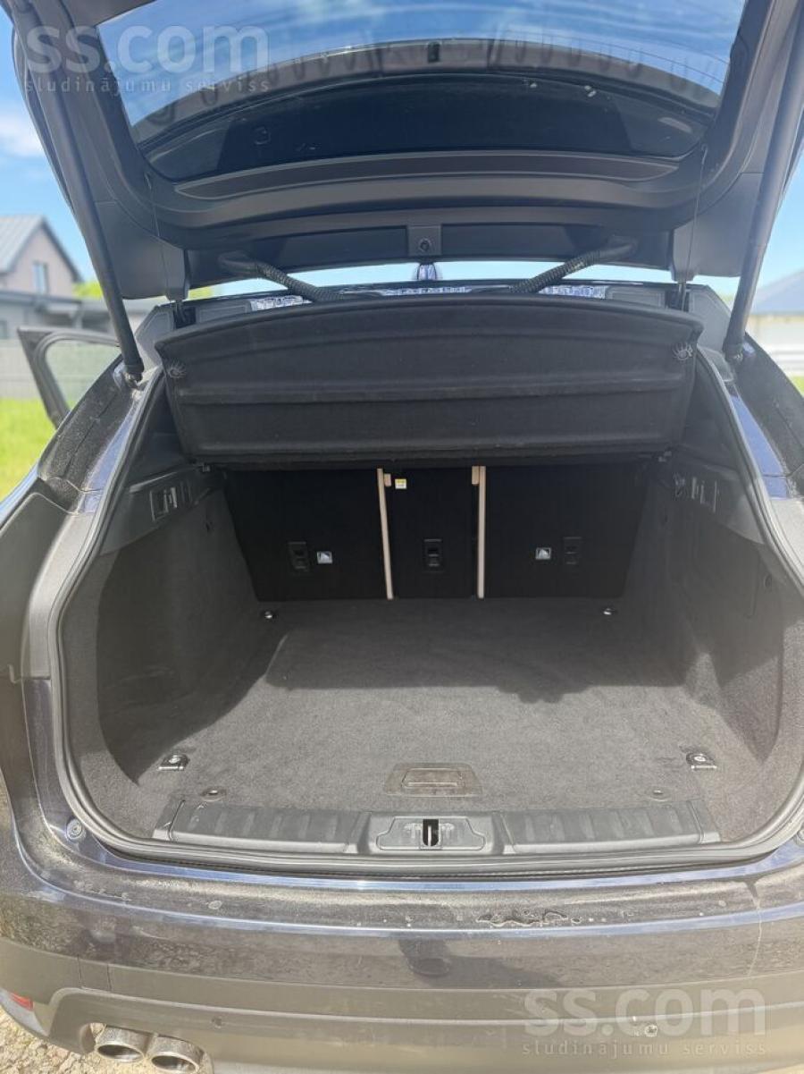 Blue Jaguar F-Pace 2018 in Riga, with an engine capacity of 2.00 L and mileage of 184 thousand km for 15000 €, photo 11 on AUTOMOTO.COM.LV