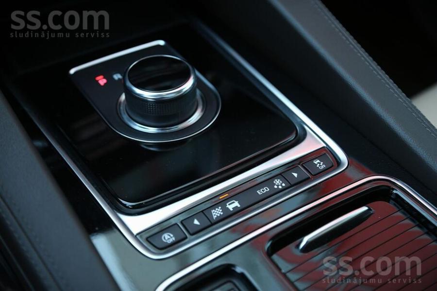 Zils Jaguar F-Pace 2019 Rīga, ar dzinēja tilpumu 2.00 L un nobraukumu 60 tūkst. km par 18995 €, foto 26 vietnē AUTOMOTO.COM.LV