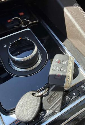 Zils Jaguar F-Pace 2020 Rīga, ar dzinēja tilpumu 2.00 L un nobraukumu 110 tūkst. km par 23000 €, foto 29 vietnē AUTOMOTO.COM.LV