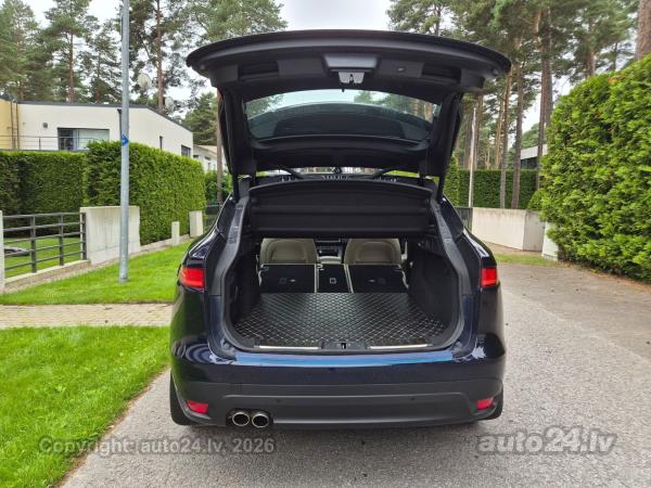 Blue Jaguar F-Pace 2020 in Tallinn, with an engine capacity of 2.00 L and mileage of 82 thousand km for 19750 €, photo 8 on AUTOMOTO.COM.LV