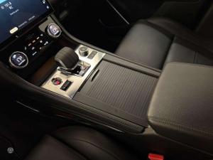 Blue Jaguar F-Pace 2021 in Marijampole, with an engine capacity of 2.00 L and mileage of 223 thousand km for 23999 €, photo 4 on AUTOMOTO.COM.LV