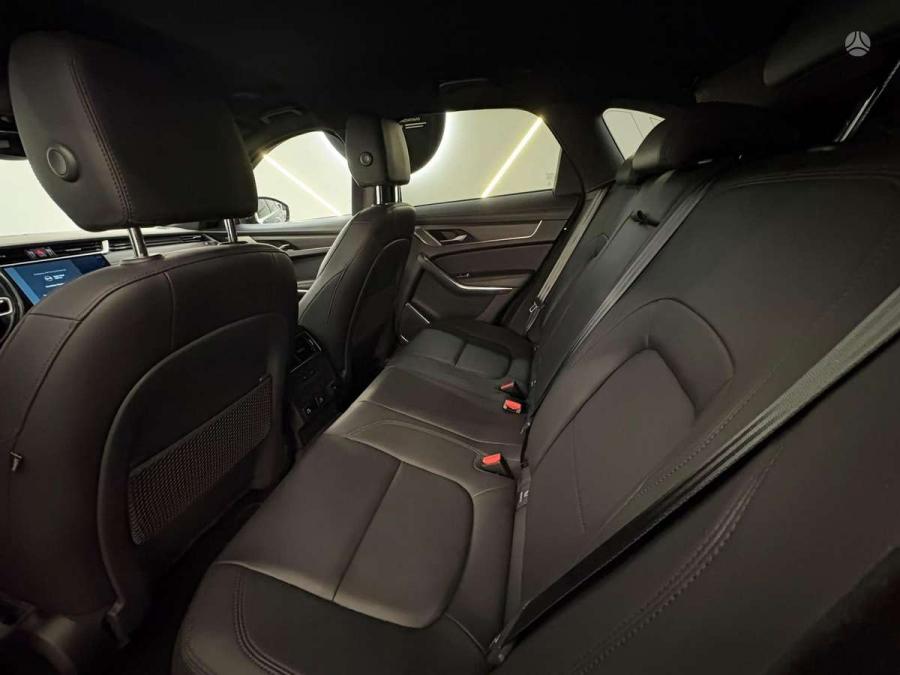 Blue Jaguar F-Pace 2021 in Marijampole, with an engine capacity of 2.00 L and mileage of 223 thousand km for 23999 €, photo 25 on AUTOMOTO.COM.LV