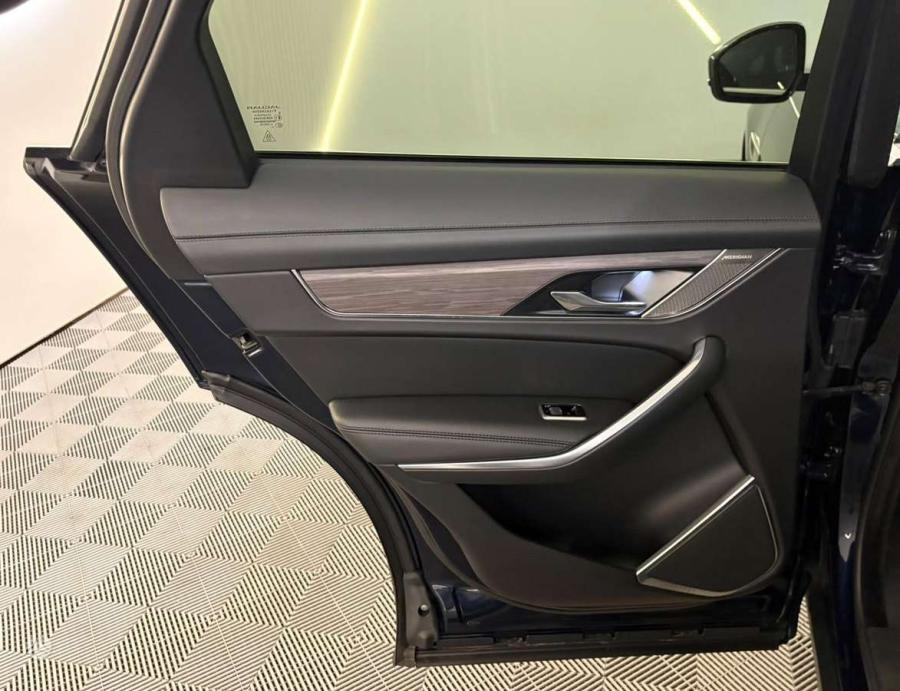 Blue Jaguar F-Pace 2021 in Marijampole, with an engine capacity of 2.00 L and mileage of 223 thousand km for 23999 €, photo 26 on AUTOMOTO.COM.LV