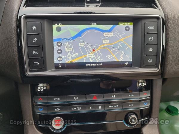 Zils Jaguar F-Pace 2018 Tartu, ar dzinēja tilpumu 2.00 L un nobraukumu 171 tūkst. km par 18990 €, foto 11 vietnē AUTOMOTO.COM.LV