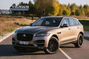 Brūns Jaguar F-Pace 2016 Viļņa, ar dzinēja tilpumu 3.00 L un nobraukumu 83 tūkst. km par 22999 €, foto  vietnē AUTOMOTO.COM.LV