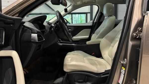 Brūns Jaguar F-Pace 2016 Mārupe, ar dzinēja tilpumu 2.00 L un nobraukumu 115 tūkst. km par 14990 €, foto 6 vietnē AUTOMOTO.COM.LV