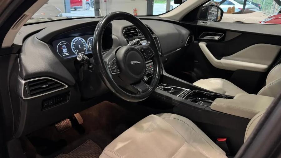 Brown Jaguar F-Pace 2016 in Marupe, with an engine capacity of 2.00 L and mileage of 115 thousand km for 14990 €, photo 7 on AUTOMOTO.COM.LV