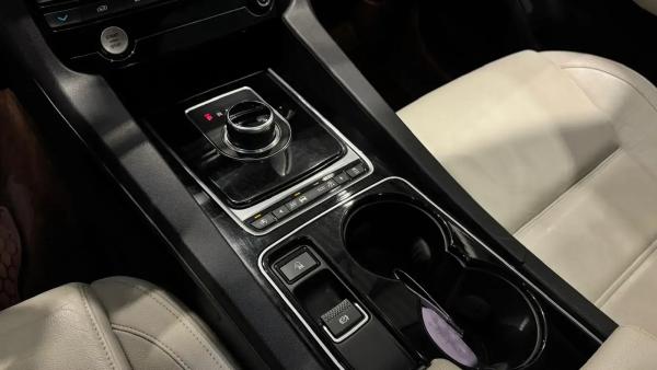 Brūns Jaguar F-Pace 2016 Mārupe, ar dzinēja tilpumu 2.00 L un nobraukumu 115 tūkst. km par 14990 €, foto 10 vietnē AUTOMOTO.COM.LV