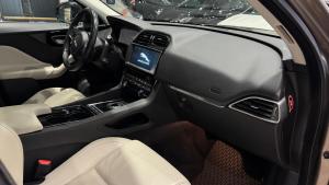 Brūns Jaguar F-Pace 2016 Rīga, ar dzinēja tilpumu 2.00 L un nobraukumu 115 tūkst. km par 12500 €, foto 17 vietnē AUTOMOTO.COM.LV