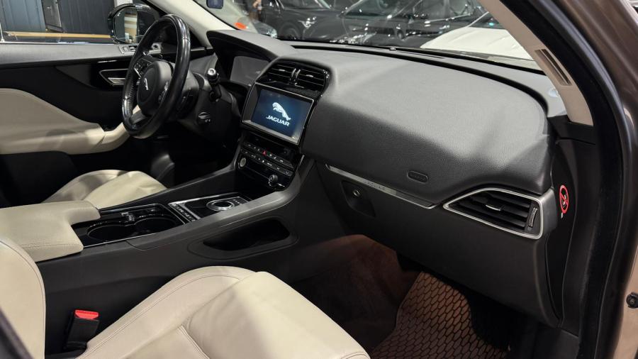 Brūns Jaguar F-Pace 2016 Rīga, ar dzinēja tilpumu 2.00 L un nobraukumu 115 tūkst. km par 12500 €, foto 17 vietnē AUTOMOTO.COM.LV