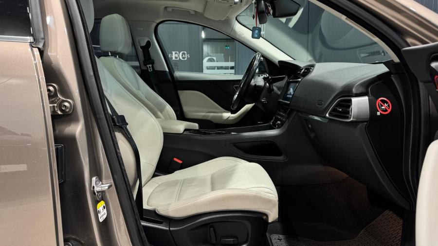 Brūns Jaguar F-Pace 2016 Rīga, ar dzinēja tilpumu 2.00 L un nobraukumu 115 tūkst. km par 12500 €, foto 18 vietnē AUTOMOTO.COM.LV