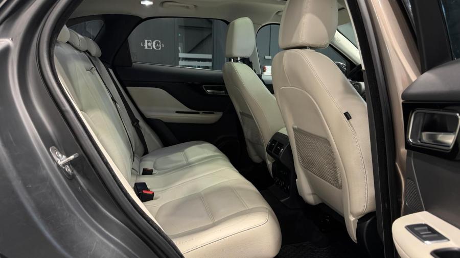 Brūns Jaguar F-Pace 2016 Rīga, ar dzinēja tilpumu 2.00 L un nobraukumu 115 tūkst. km par 12500 €, foto 19 vietnē AUTOMOTO.COM.LV