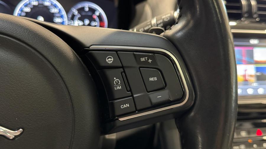 Brūns Jaguar F-Pace 2016 Rīga, ar dzinēja tilpumu 2.00 L un nobraukumu 115 tūkst. km par 12500 €, foto 26 vietnē AUTOMOTO.COM.LV