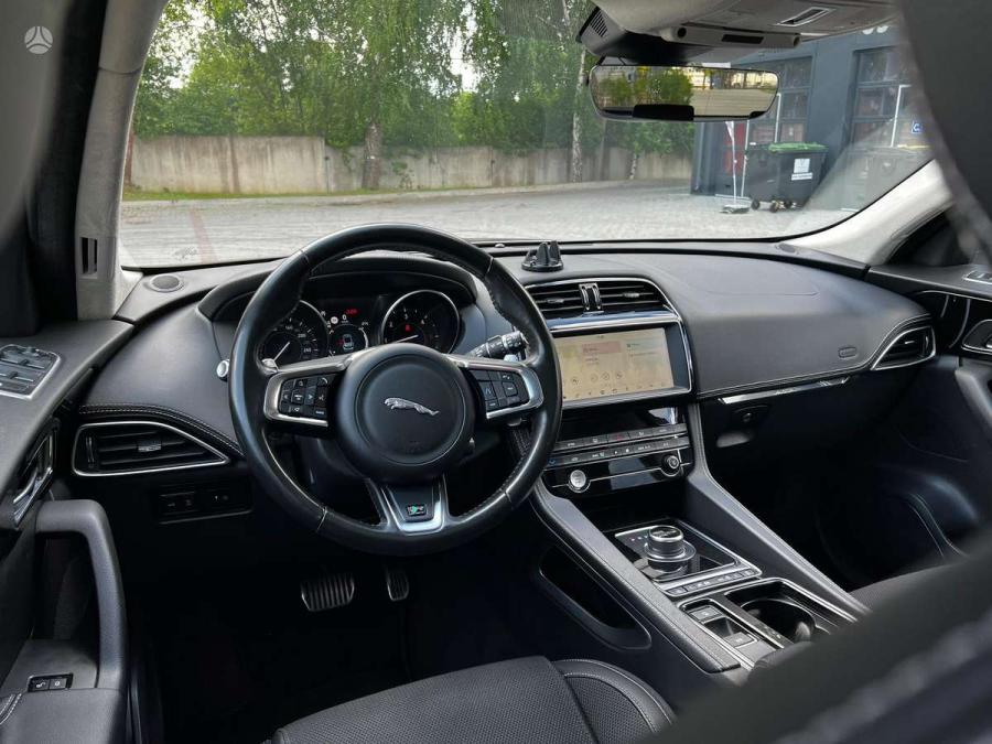 Brown Jaguar F-Pace 2019 in Siauliai, with an engine capacity of 2.00 L and mileage of 194 thousand km for 16800 €, photo 10 on AUTOMOTO.COM.LV