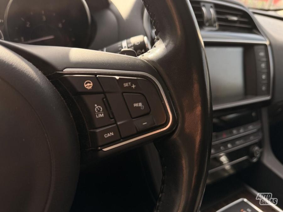 Jaguar F-Pace 2016 in Vilnius, with an engine capacity of 2.00 L and mileage of 193 thousand km for 8450 €, photo 26 on AUTOMOTO.COM.LV